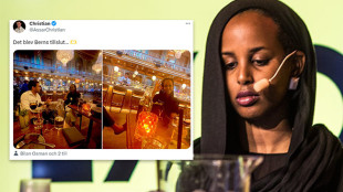 Här gör Bilan Osman OK-tecknet tillsammans med Förtalsombudsmannen ...